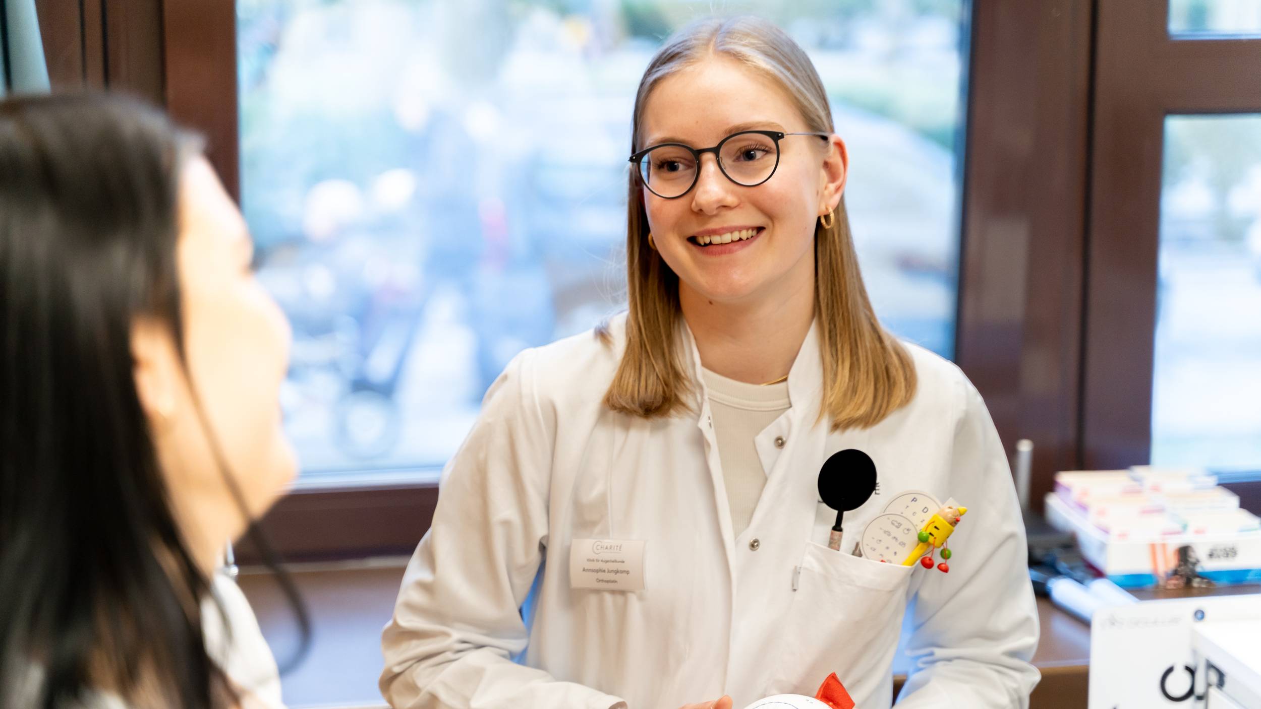 Was machen Orthoptisten? Unsere Kollegin Annsophie sorgt für Klarheit ...